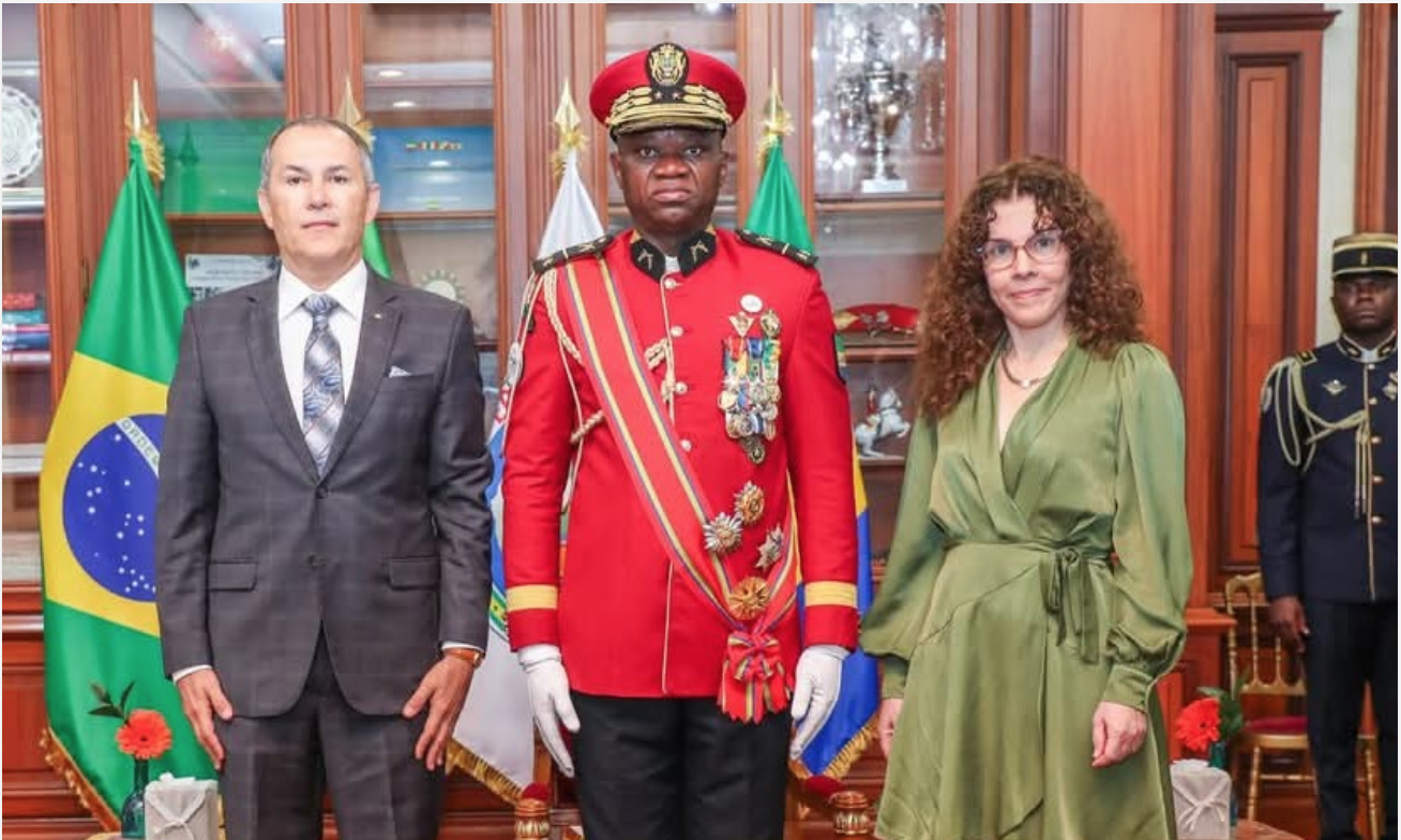 Diplomatie : Cinq nouveaux ambassadeurs accrédités au Gabon - GNext News